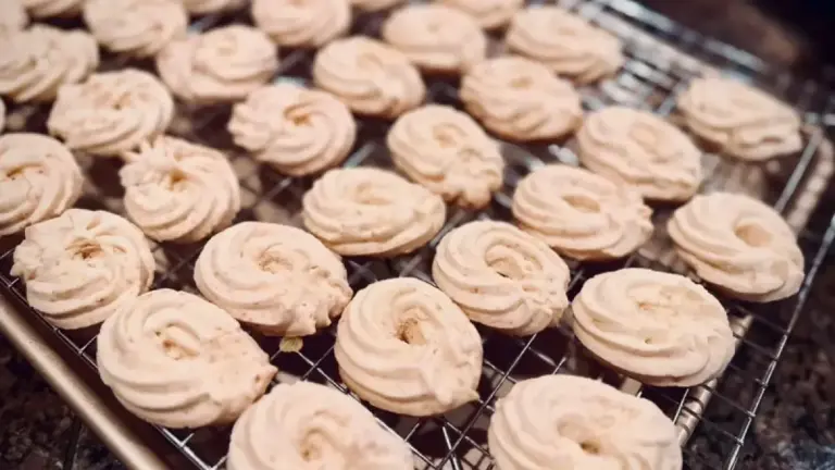 Resep kue semprit keju praktis untuk Lebaran, hasilnya renyah dan lumer ...