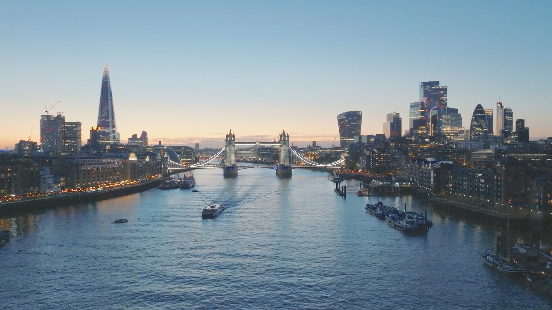 El Tower Bridge de Londres: Recorrido con dron por este emblemático ...