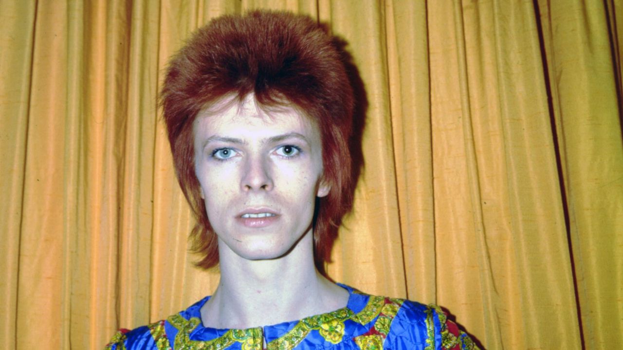 David Bowie's '70s jacquard sofa predicted the anti-trend look ...