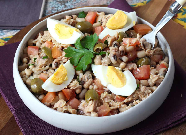 Salade de niébé (haricots cornille) au thon, œufs et olives : le ...