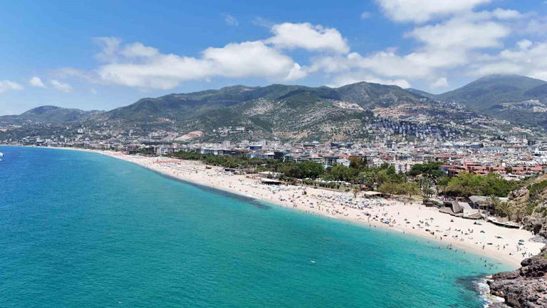 Kleopatra Plajı turistlerle doldu taştı
