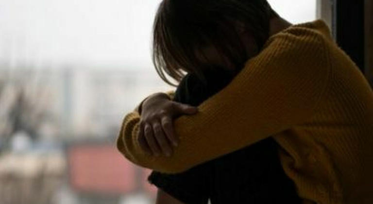 Adesca una 13enne sui social, dopo due anni di foto e messaggi va da ...