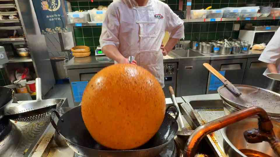 How sesame balls get big and round on Chinese streets
