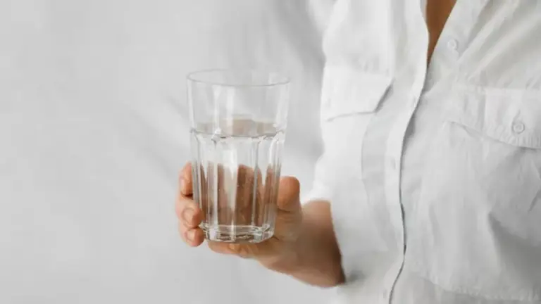 Waspada! Kurang minum air putih bisa merusak skin barrier, kenali 4 ...