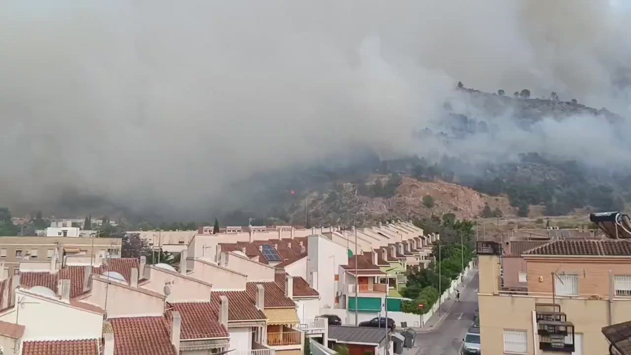 Spanien: Waldbrand bei Murcia wächst, dichter Rauch hüllt Hänge ein