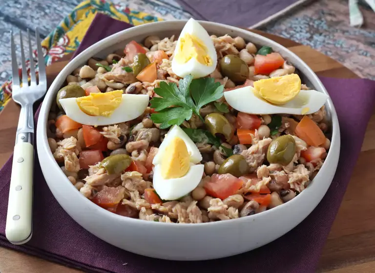 Salada de feijão-frade com atum, ovo e azeitonas - receita portuguesa fácil