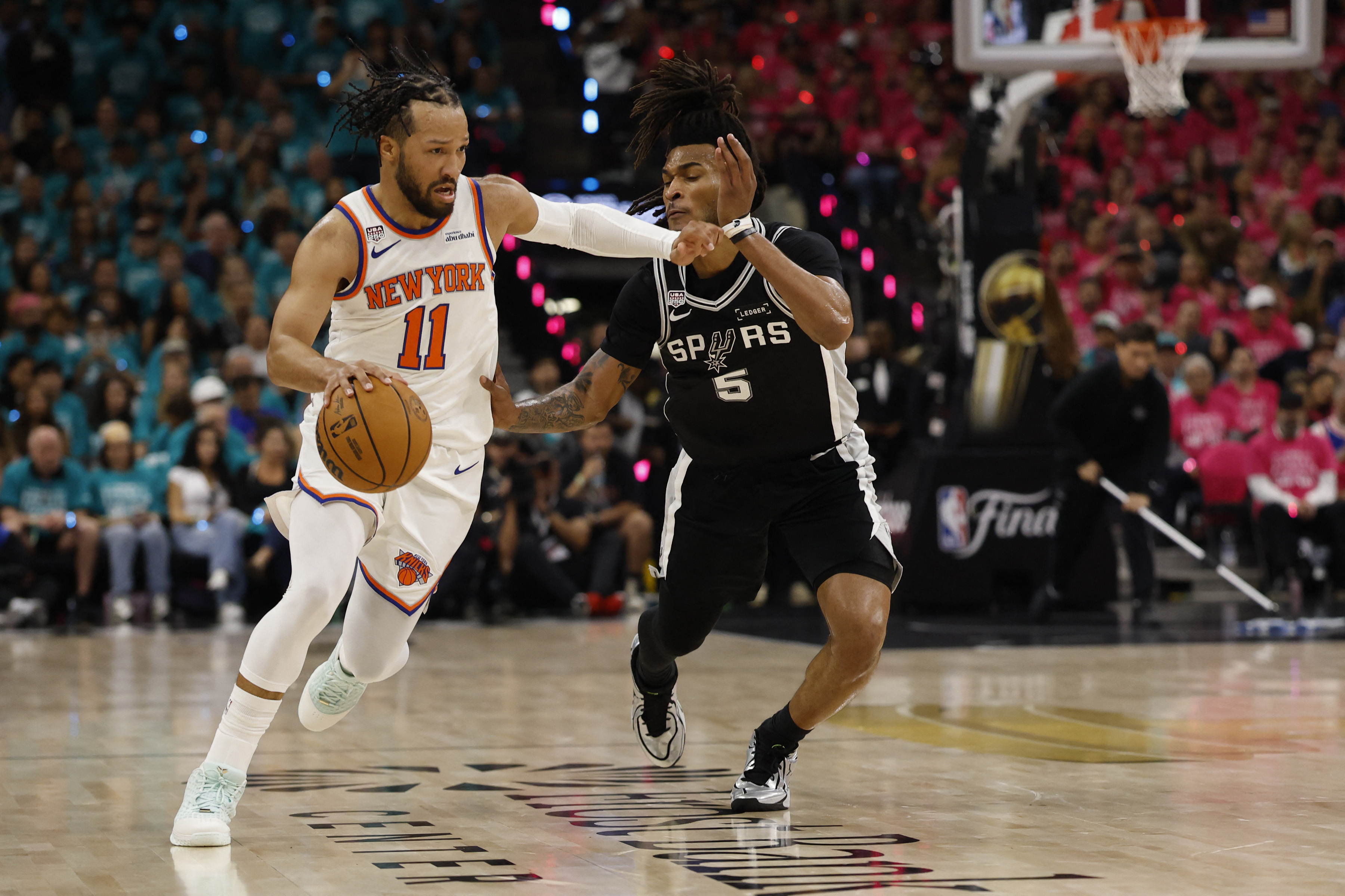 Brunson scores 30 as Knicks upset Spurs in NBA Finals opener