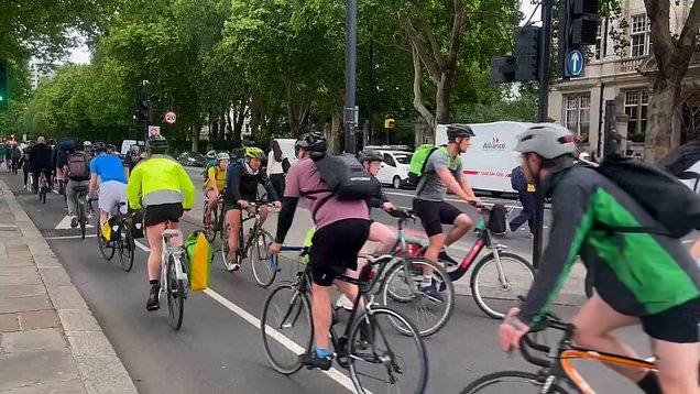 Non-stop flow of London Strikelists are back on second day of June Tube ...