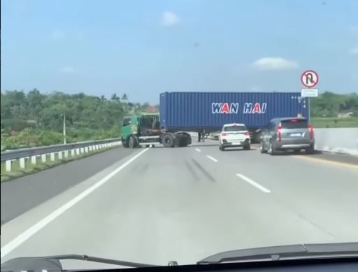 Aksi berbahaya truk trailer putar balik di Tol Semarang-Solo, pengelola ...