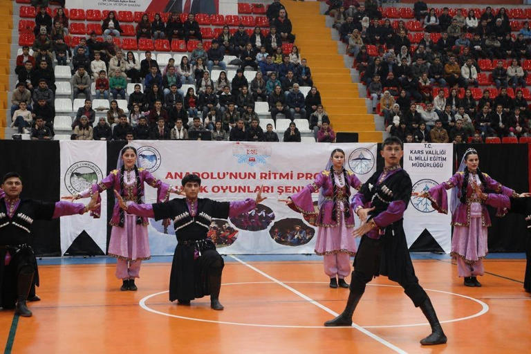 923 öğrenci, 67 ekip, 50 okul: Kars’ta Halk Oyunları Şenliği’nde ter döktü