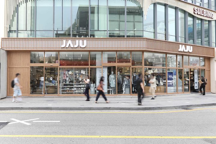 자주, 'MZ 핫플' 뜬다…압구정로데오점 매장오픈