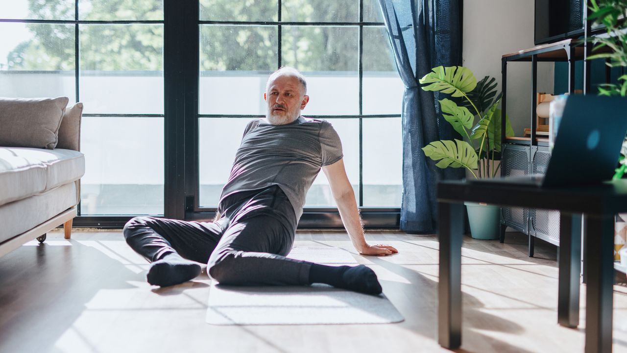 A physical therapist recommends improving your hip stability and ...