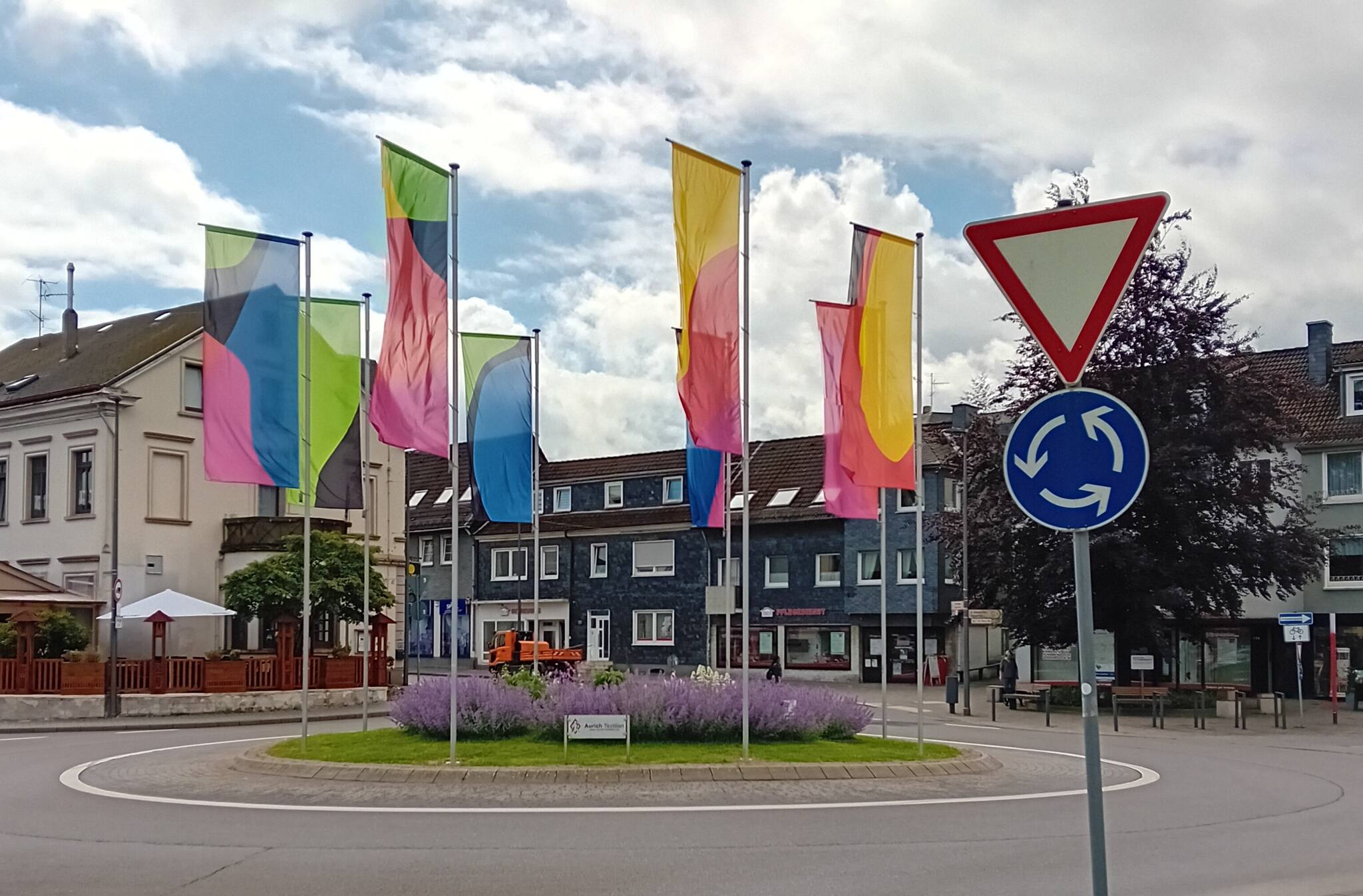 Neue Motive am Kreisverkehr zeigen sich farbenprächtig