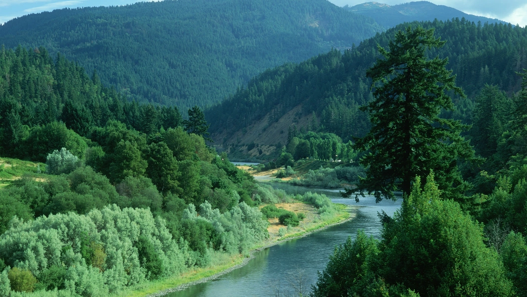 Exploring Oregon's natural bridge and disappearing river