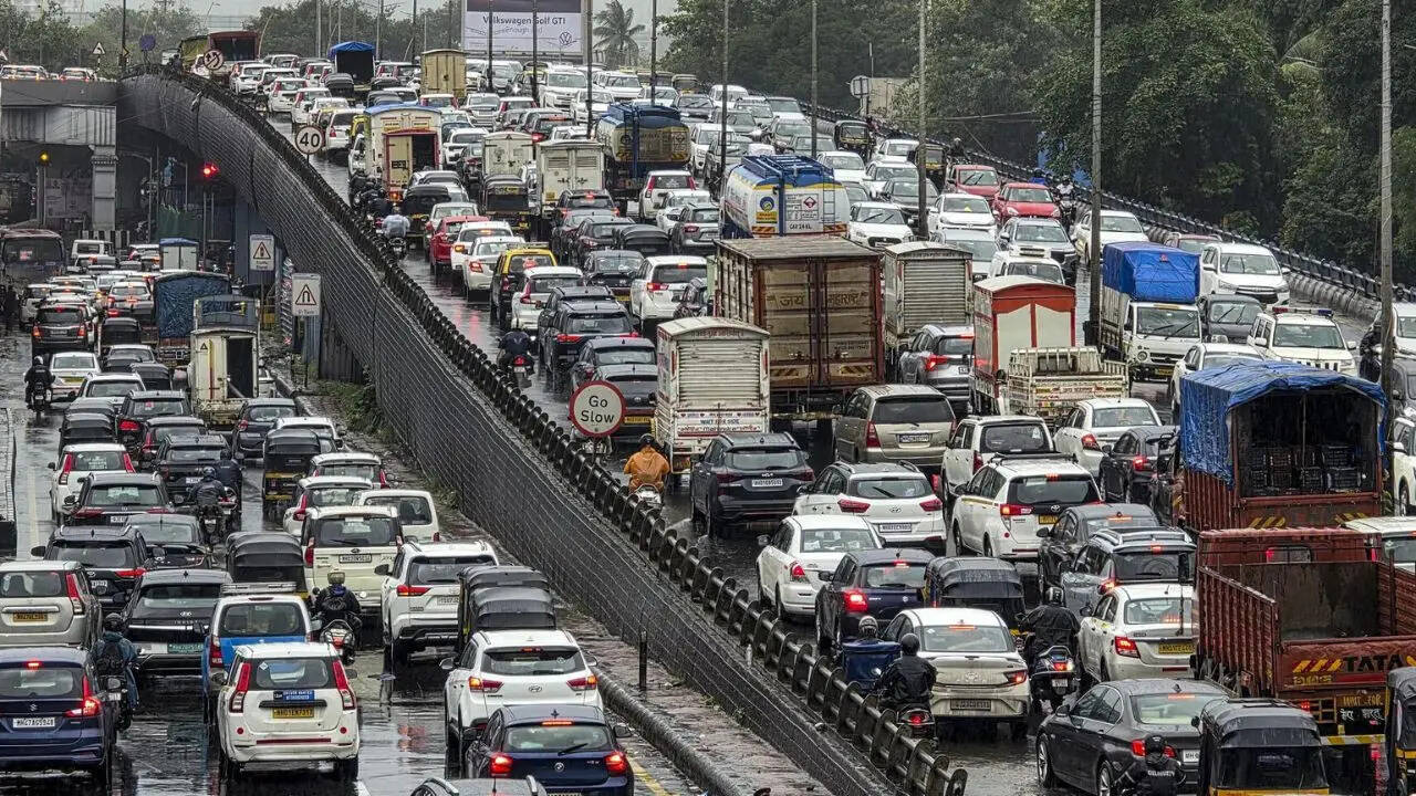 BEST bus accident chokes traffic on Mumbai's Western Express Highway