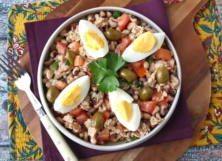 Salada de feijão-frade com atum, ovo e azeitonas - receita portuguesa fácil