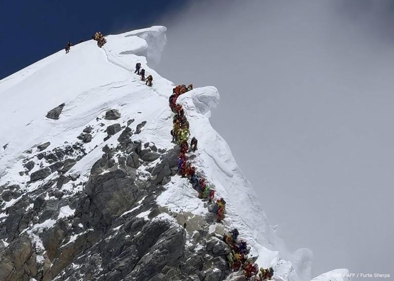 Dood gewaande Nepalese bergbeklimmer duikt op op Everest