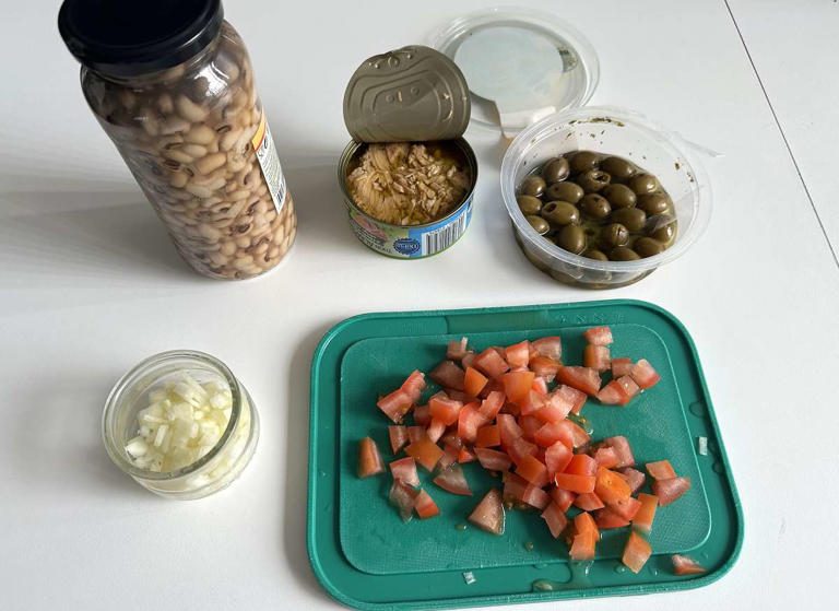 Salade de niébé (haricots cornille) au thon, œufs et olives : le ...