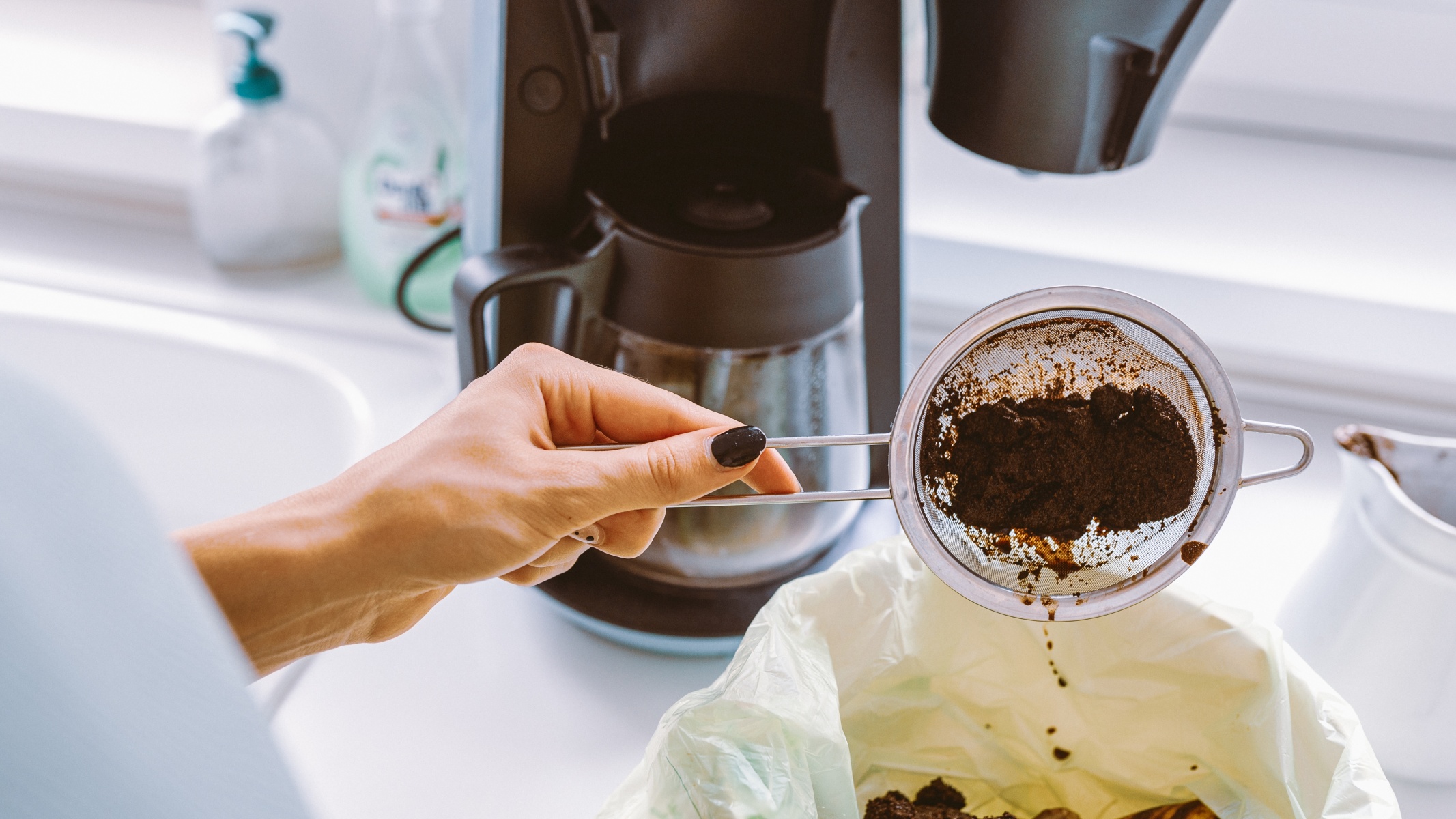 Waarom koffiedik een wondermiddel is voor je tuin, huis én lichaam