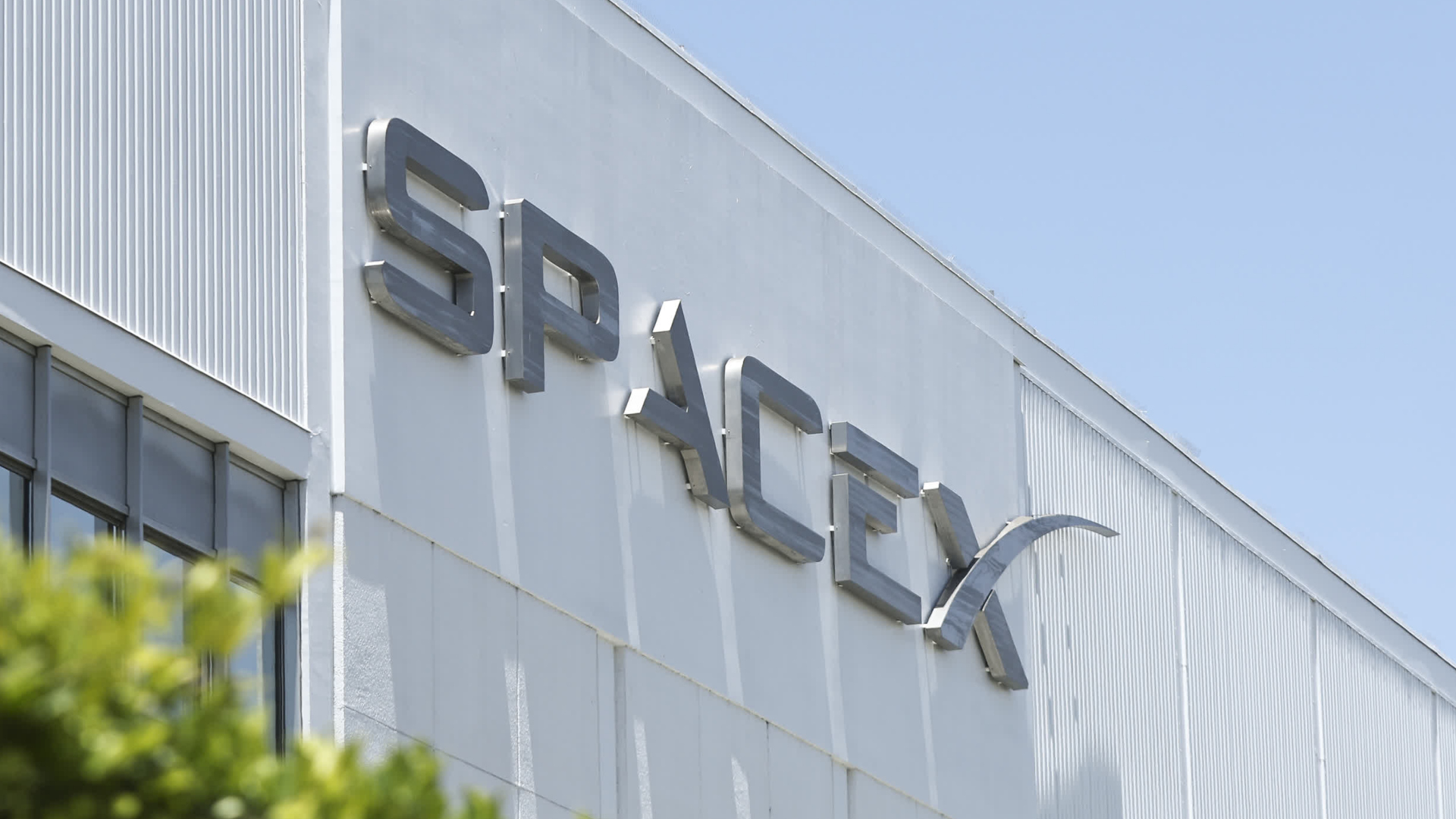 SpaceX targets record-breaking stock market debut