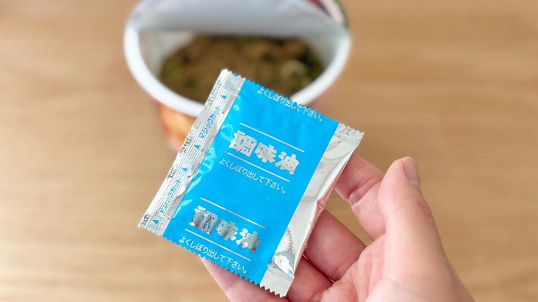 ガーリックがアクセントに!【ファミマ】人気店監修の本格派豚骨ラーメン