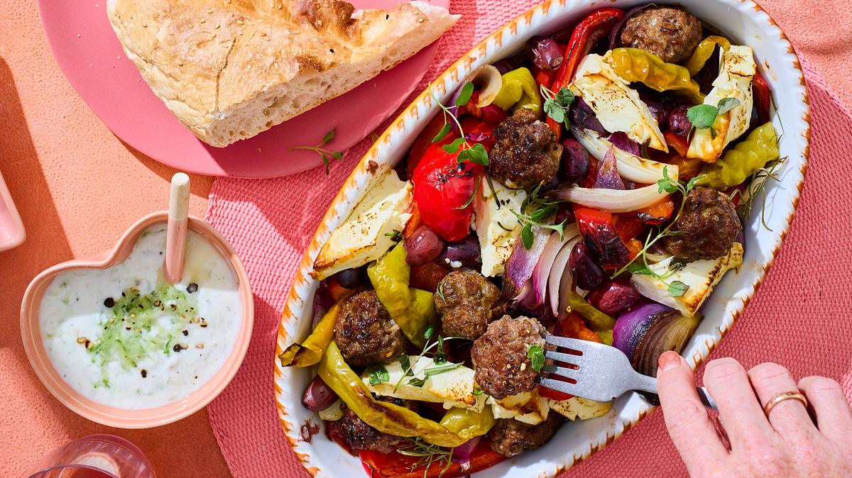 Griechischer Hackbällchen-Salat aus dem Ofen – Antipasti-Style