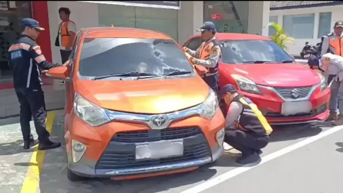 Marka kuning siluman picu ketegangan, Dishub Samarinda gembosi mobil di ...