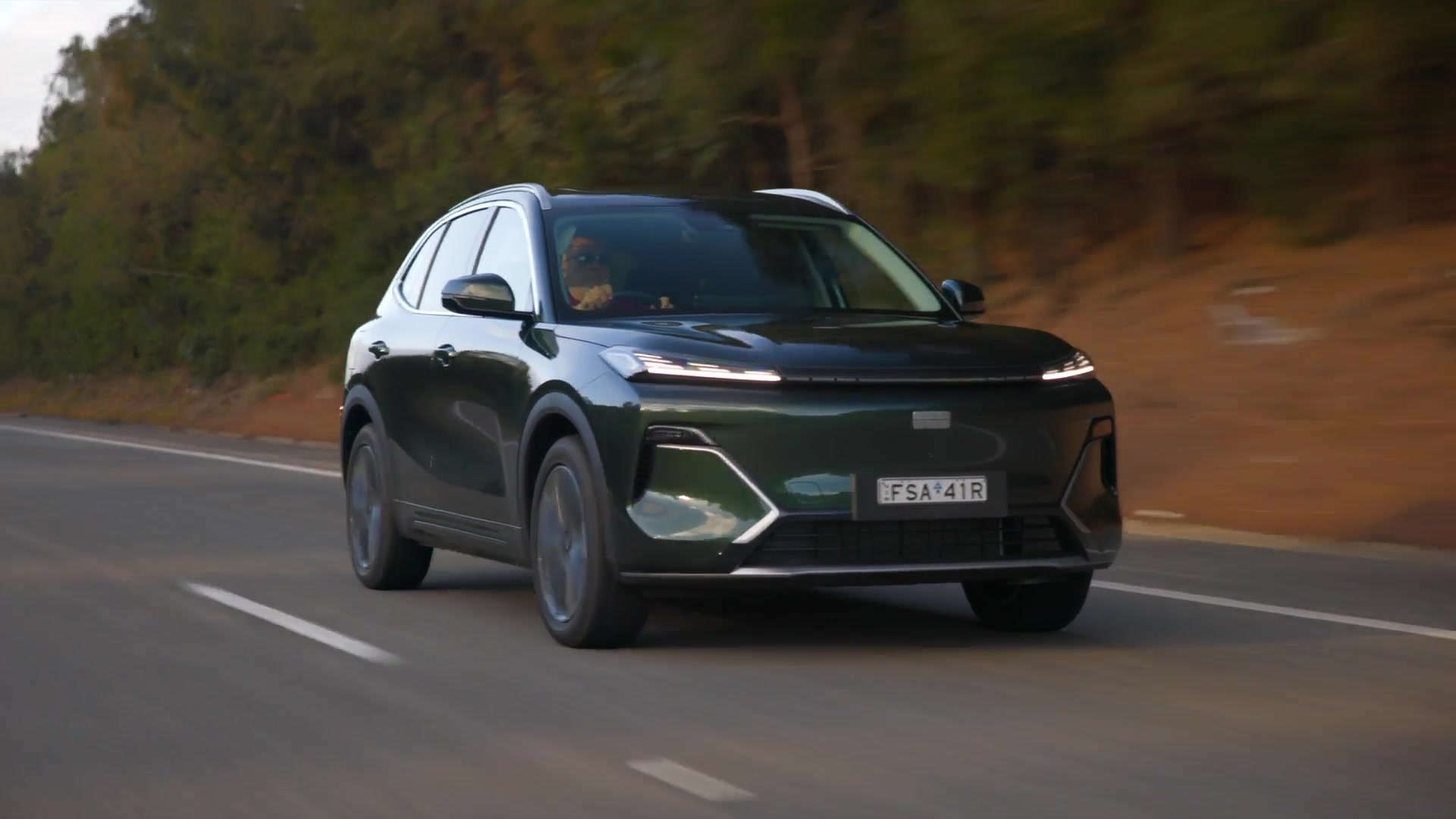 Geely STARRAY EM-i in jungle green driving video