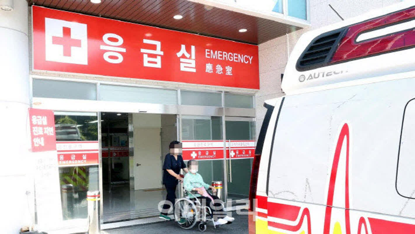 '당선 축하' 현수막 달던 70대 노동자 추락…의식불명