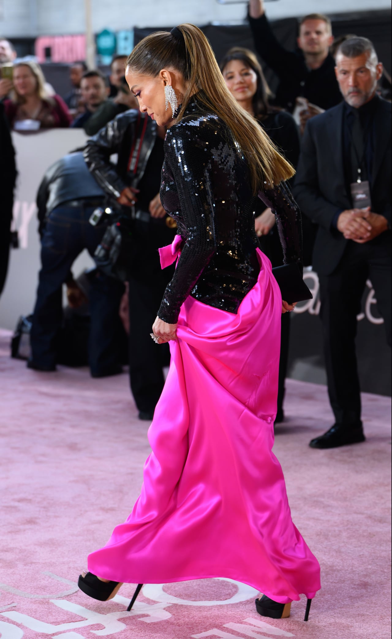 Jennifer Lopez serves fresh optical illusion moment in skirt that ...