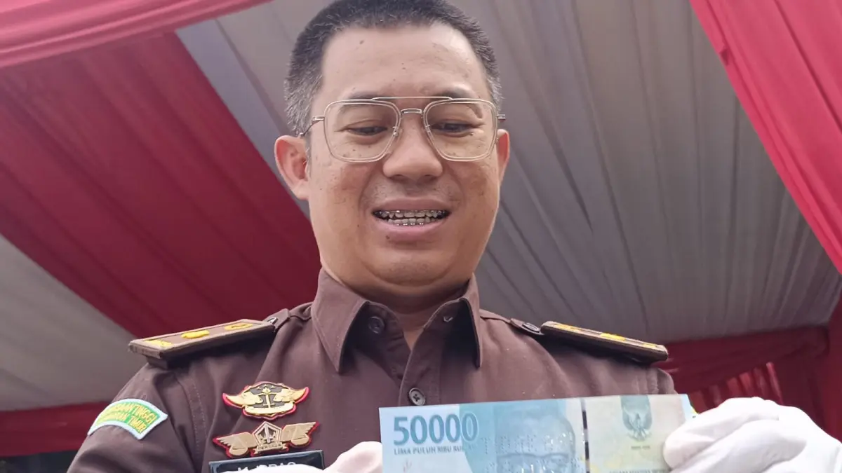 Kejari Samarinda musnahkan 247 botol miras cap tikus, ratusan lembar ...