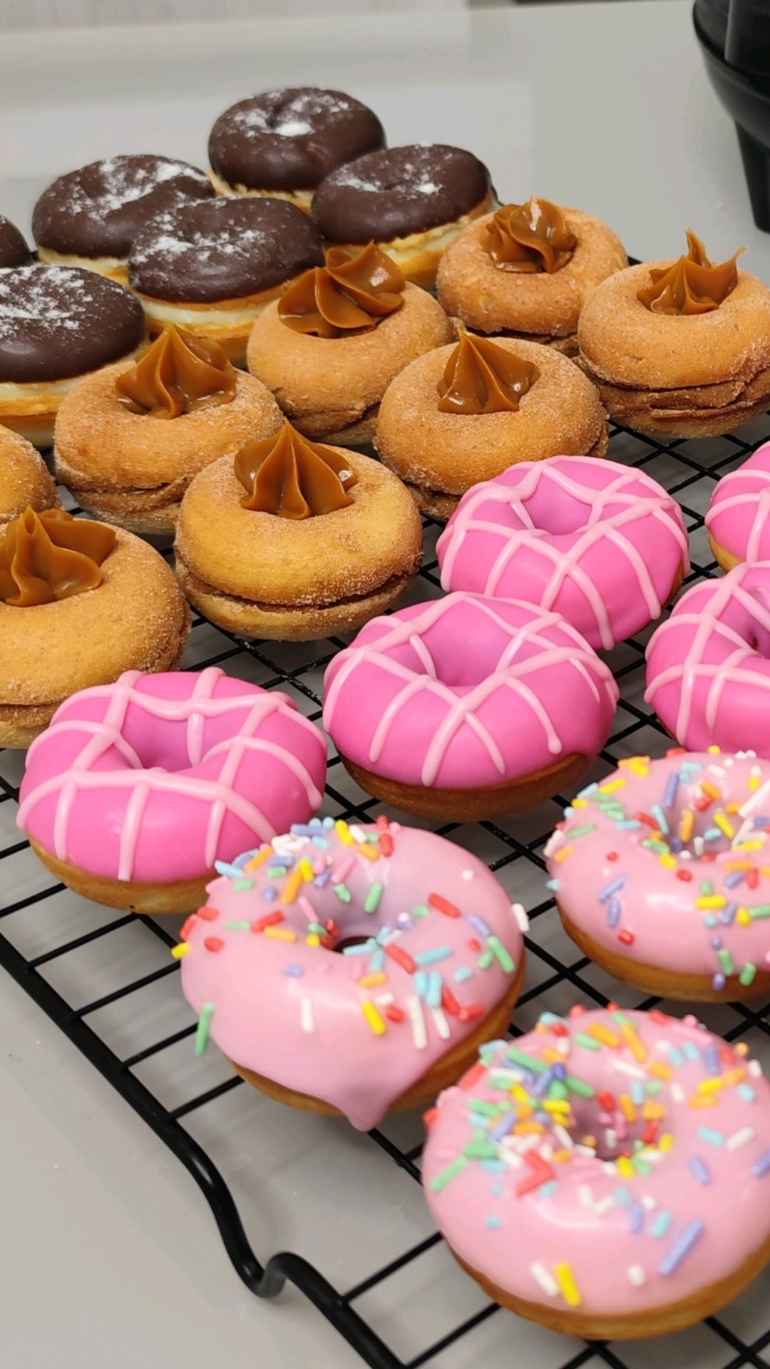 Mini cake donuts recheados de churros e leite Ninho