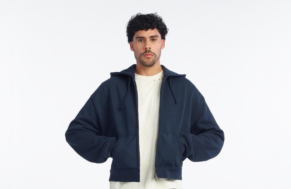 Pour sa collection avec Zara, Bad Bunny choisit son petit frère comme ...
