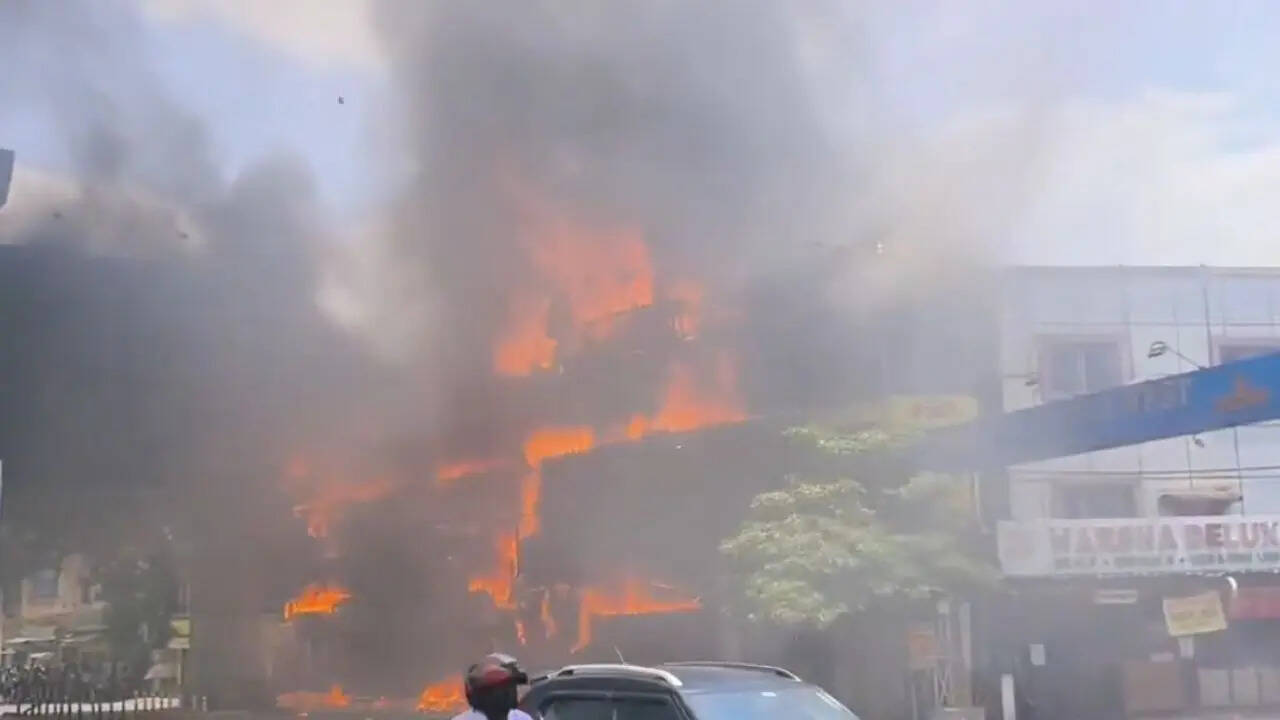 Massive fire erupts at Hyderabad's Helmte Bazaar, no casualties reported