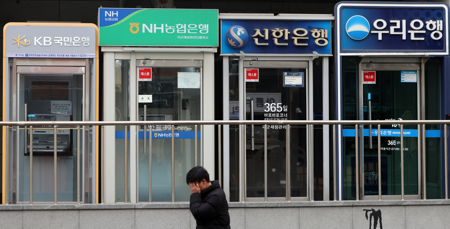 Watchdog slashes fines on 5 banks over mis-selling of HK-tied derivatives