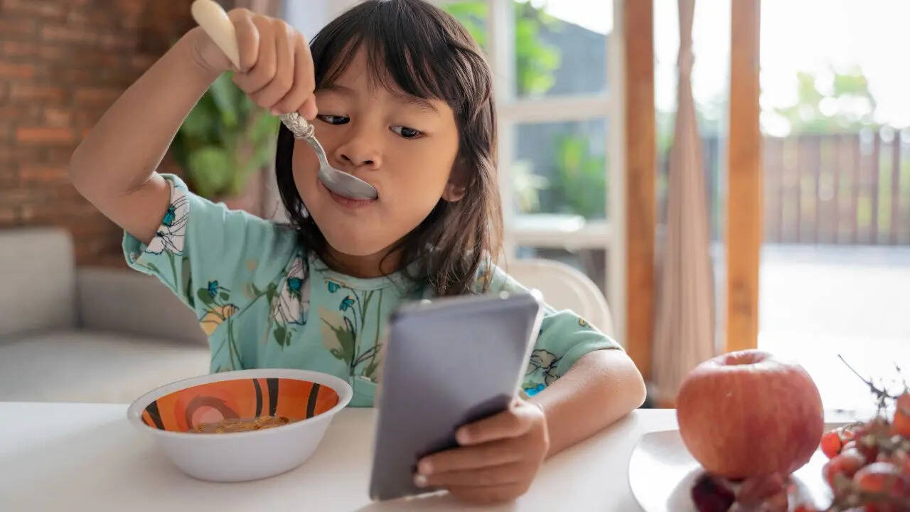 Too much screen time? Here are 8 things parents can do to set healthy ...