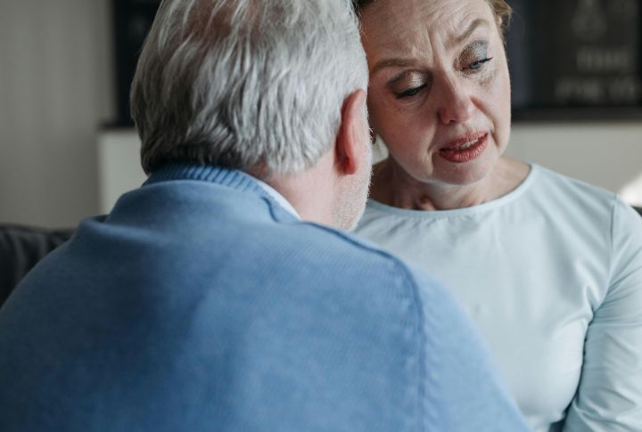 10 quiet signs of loneliness in old age according to psychologists