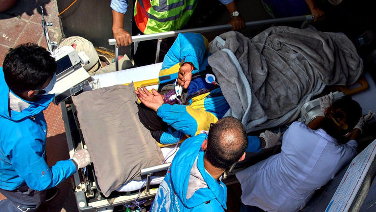 Sherpa missing for a week on Everest found crawling toward base camp ...