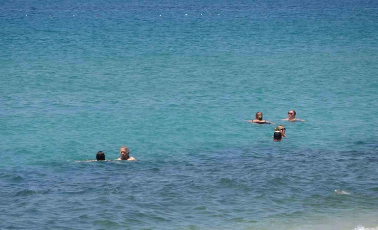 Kleopatra Plajı turistlerle doldu taştı