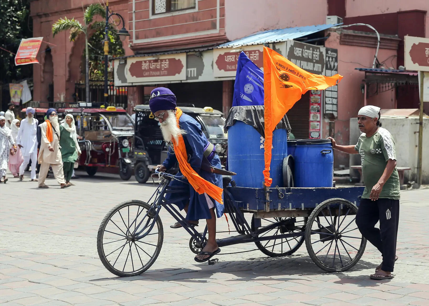 Nihang Sikhs impose symbolic 'Khalsa tax' on HP vehicles at Punjab ...