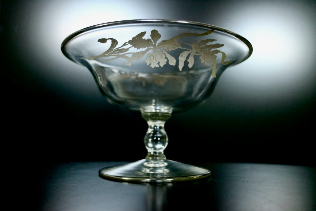 Simple tricks to authenticate vintage Pyrex dishes
