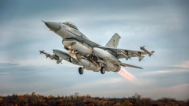 How many miles per gallon does an F-16 Fighting Falcon get?