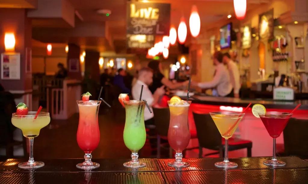 10 unspoken bar rules everyone should know before ordering a drink