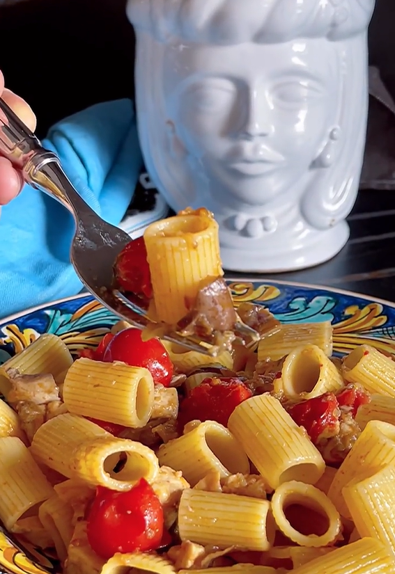 Pasta con pesce spada, pomodorini e melanzane: ricetta siciliana ...