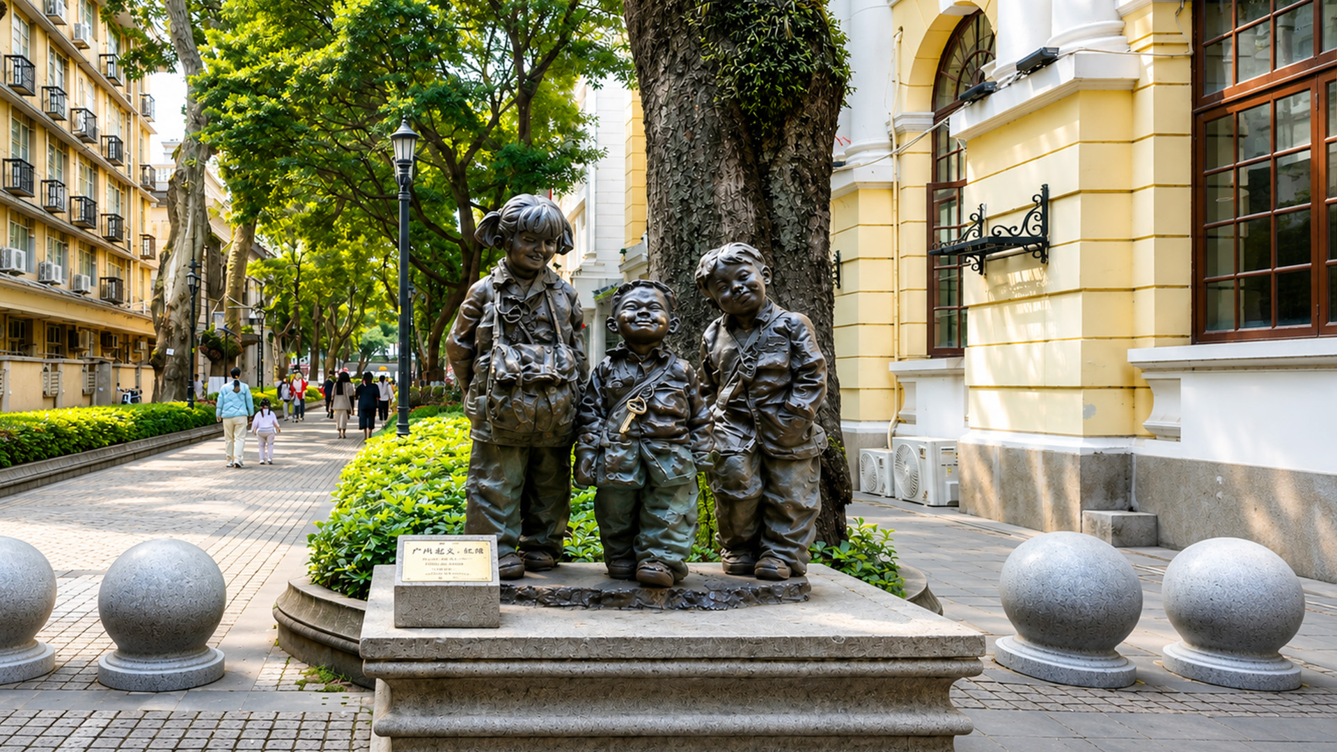 Visitors always stop when they discover these smiling figures