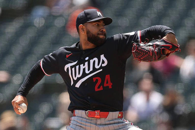 Blue Jays acquire right-hander Simeon Woods Richardson from Twins for cash
