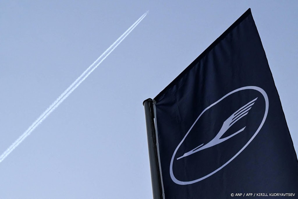 Boeing van Lufthansa zakt door voorwiel op vliegveld Frankfurt