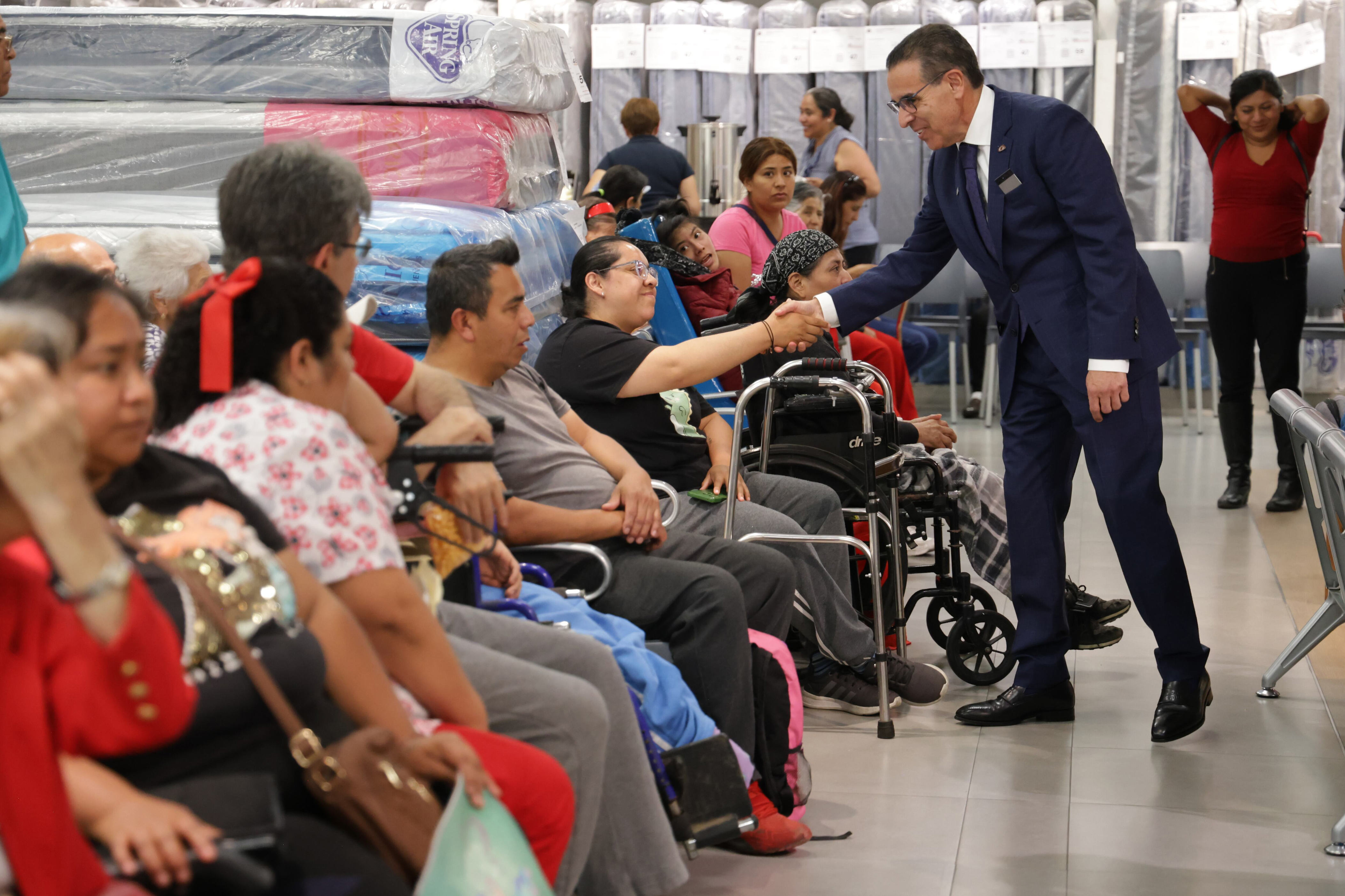 Banco Azteca realiza la entrega de 50 sillas de ruedas como parte de su ...