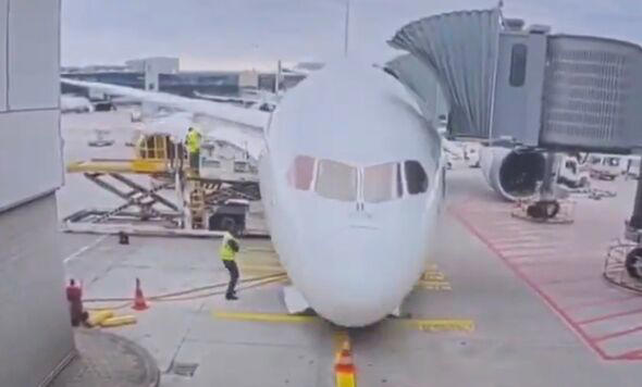 Dramatic moment Boeing plane's landing gear collapses to ground at ...