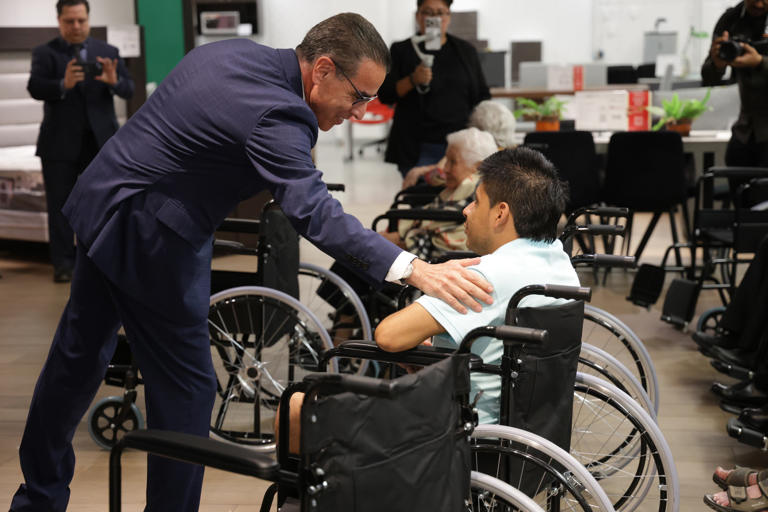 Banco Azteca realiza la entrega de 50 sillas de ruedas como parte de su ...